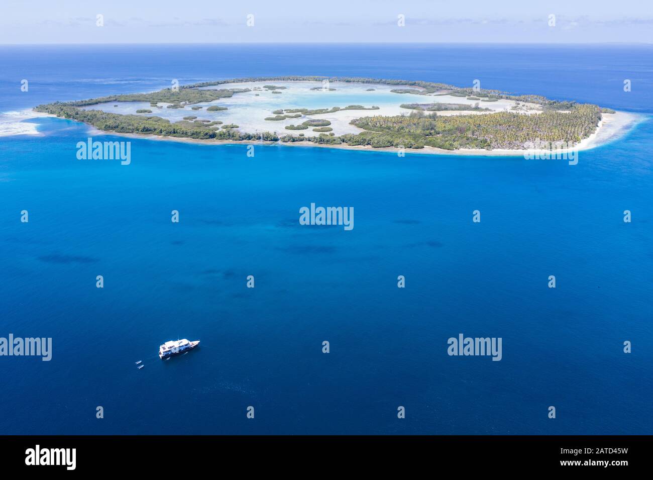 Une île tropicale éloignée de la mer de Molucca est bordée par la forêt ...