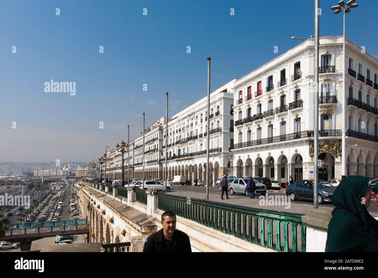 Le front de mer d'Alger ou la Promenade des Sablettes est une vue ...