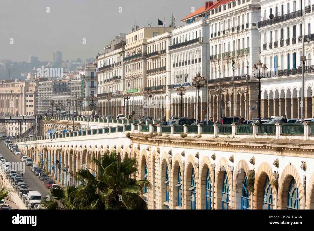 Le front de mer d'Alger ou la Promenade des Sablettes est une vue ...