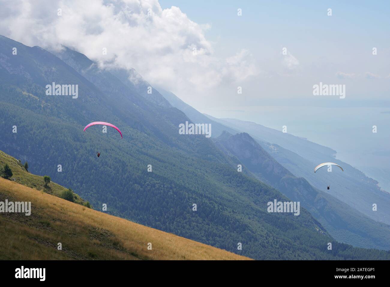 Parapente au dessus du lac de garde Banque de photographies et d’images ...