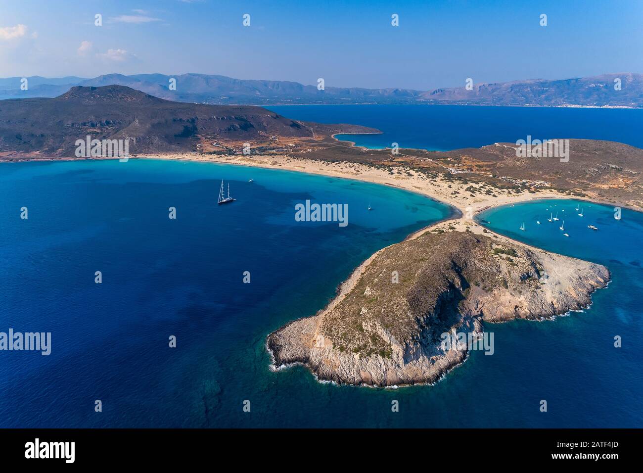 Vue aérienne sur la plage de Simos sur l'île d'Elafonisos en Grèce. Elafonisos est une petite ...