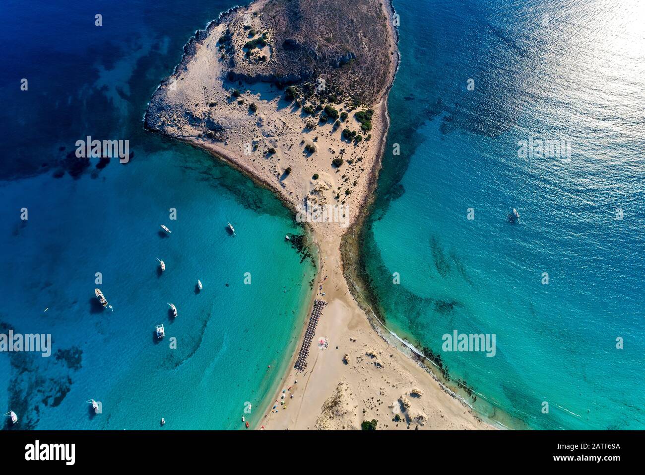 Vue aérienne sur la plage de Simos sur l'île d'Elafonisos en Grèce. Elafonisos est une petite ...