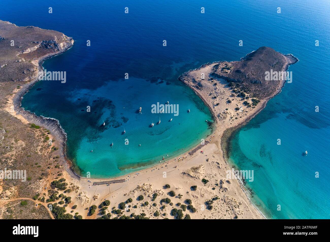 Vue aérienne sur la plage de Simos sur l'île d'Elafonisos en Grèce. Elafonisos est une petite ...