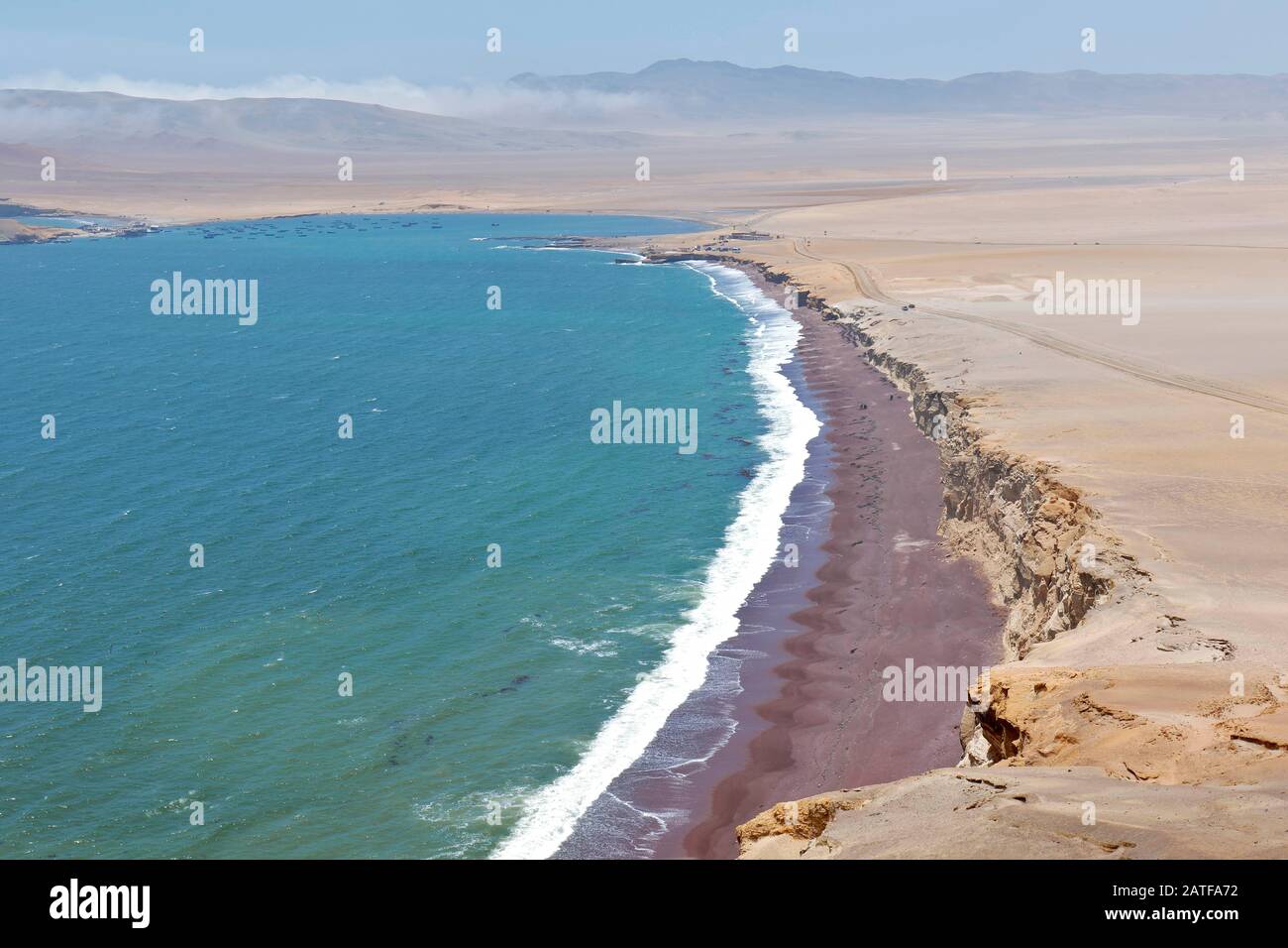 Belle vue depuis la rive de la plage rouge de Paracas, c'est un ...