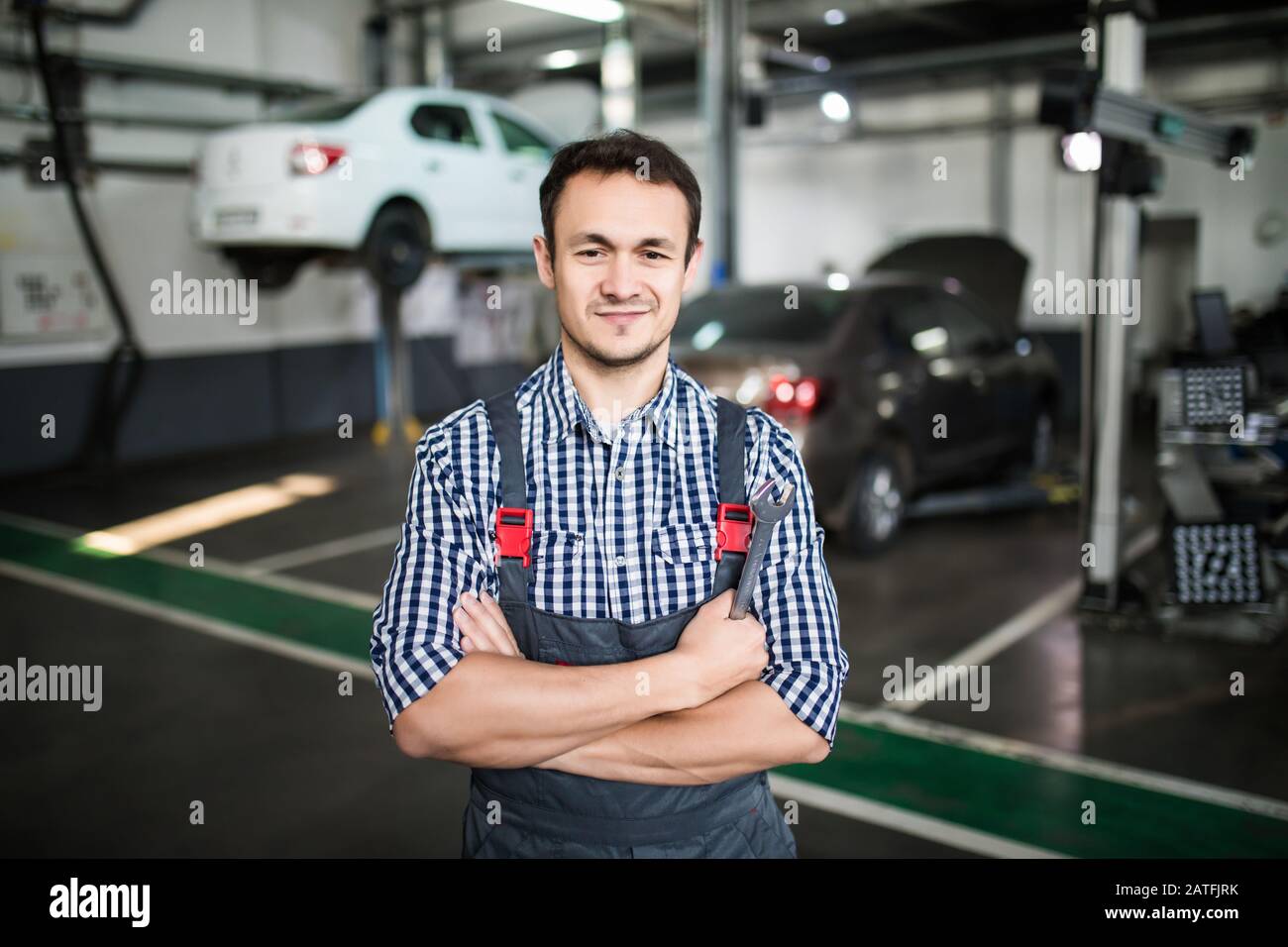Beautiful mechanic in auto repair Banque de photographies et d’images à ...