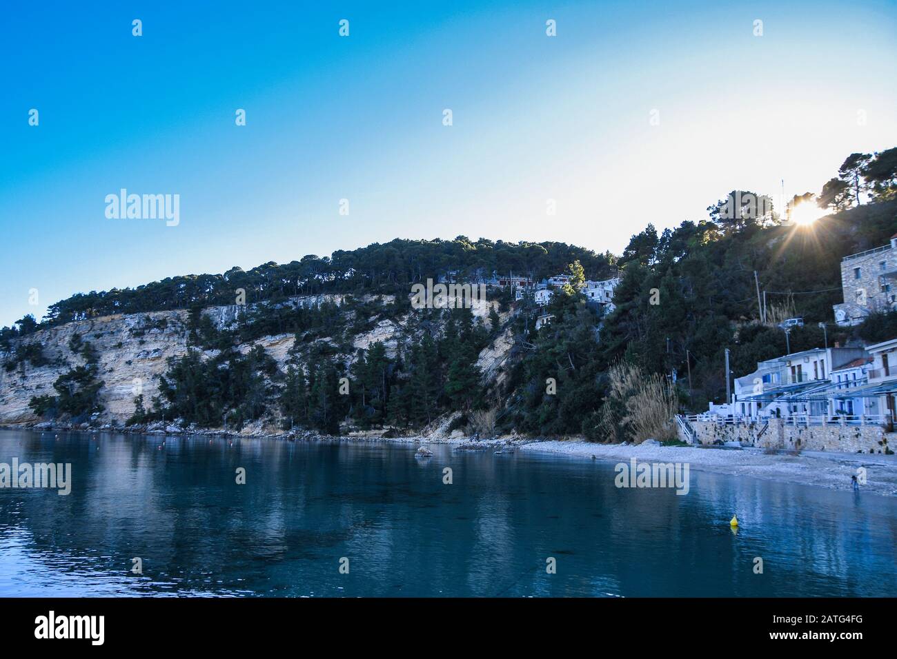 Vue sur la station balnéaire de Patiri, la capitale de l'île d ...