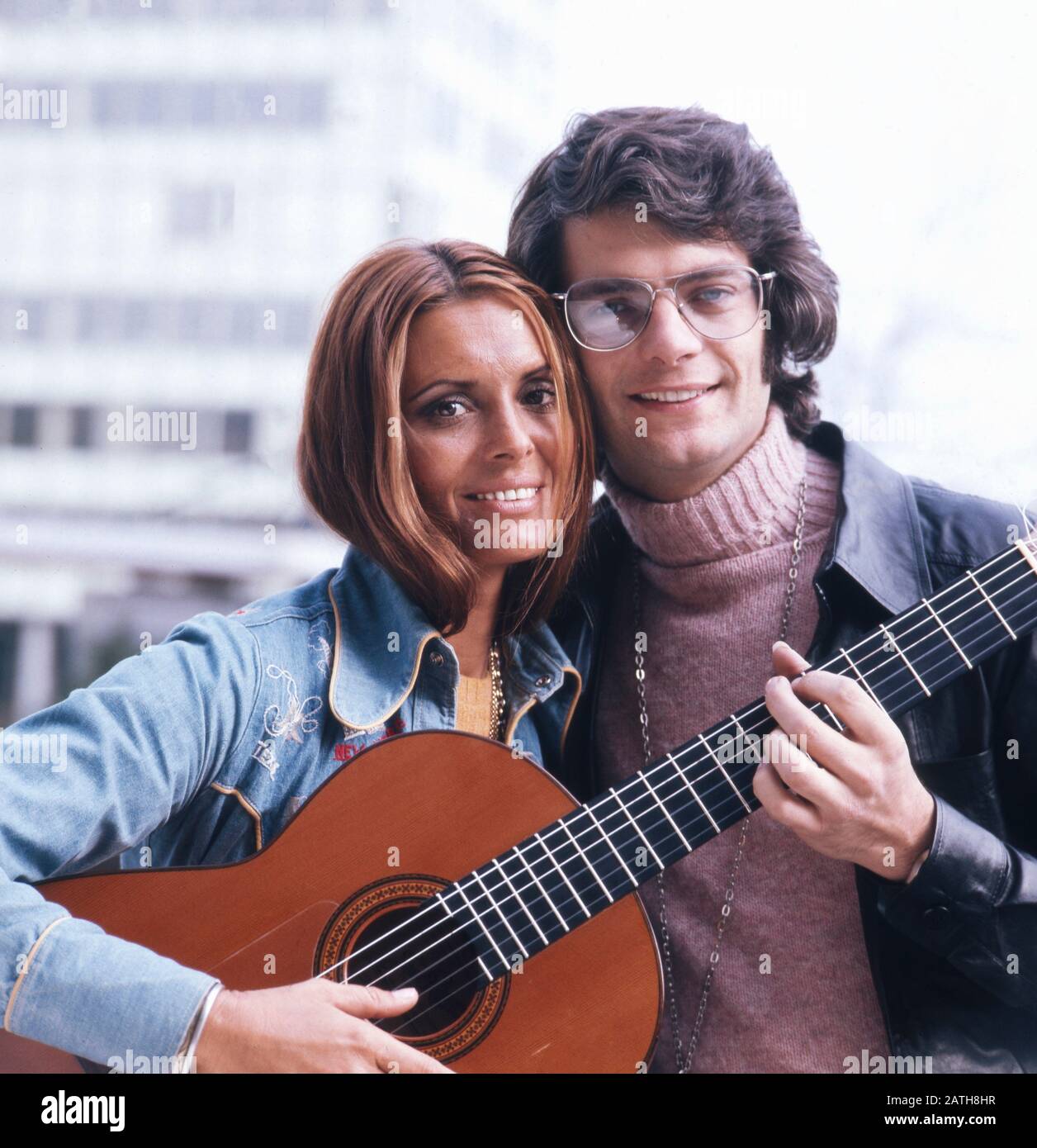 Die israelische Sängerin Daliah Lavi zusammen mit einem Freund mit ...