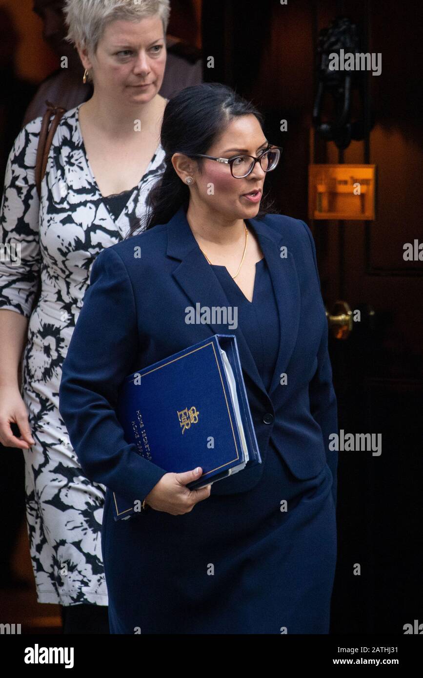 Home secretary priti patel laissant 10 downing street Banque de ...