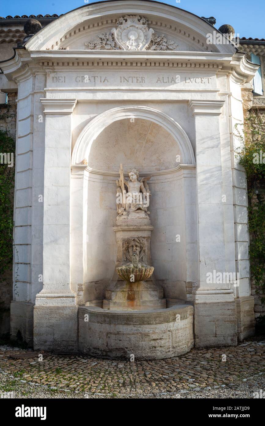 Fontaine de vaucluse Banque de photographies et d’images à haute résolution - Alamy