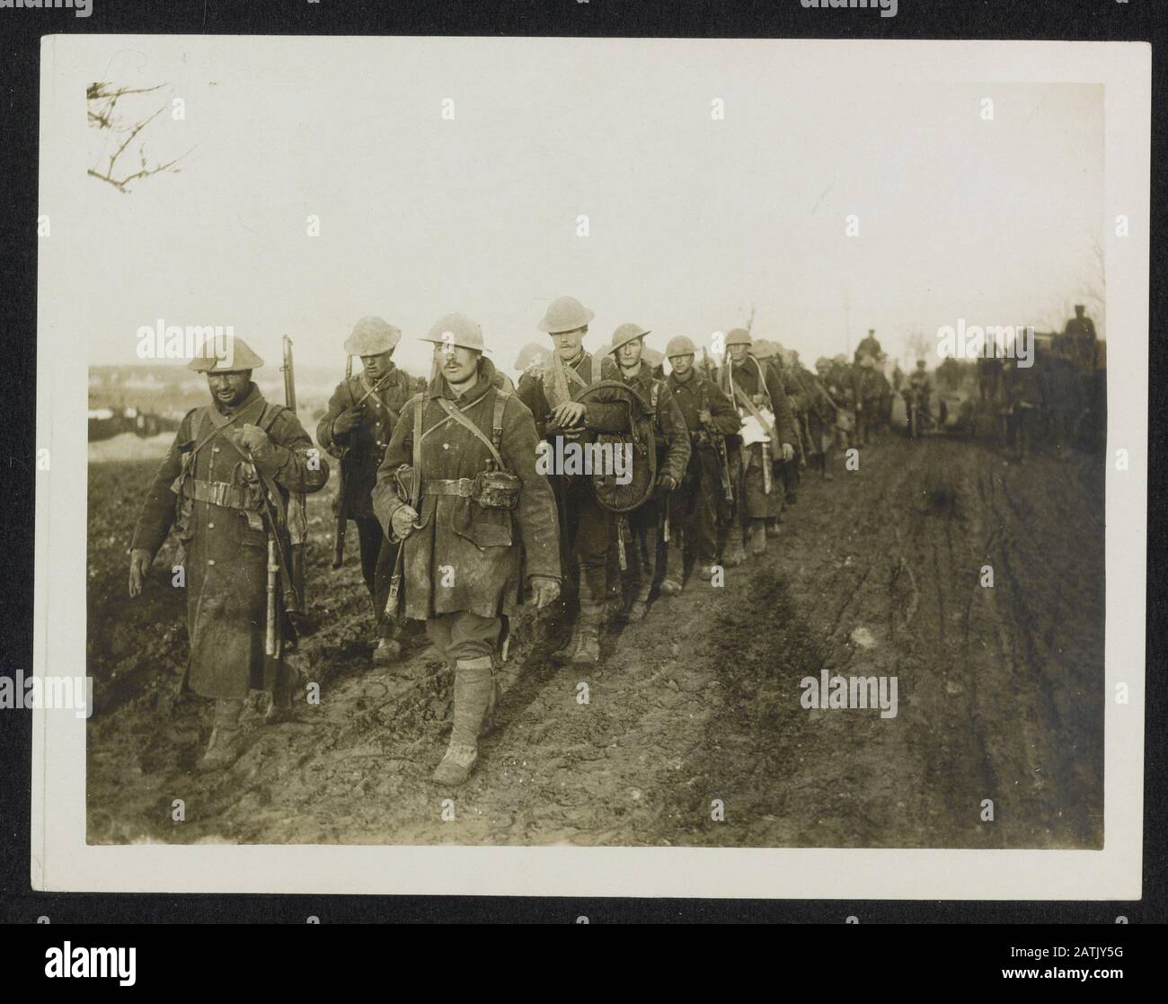 Avec les Canadiens sur le front ouest Description: Les troupes ...