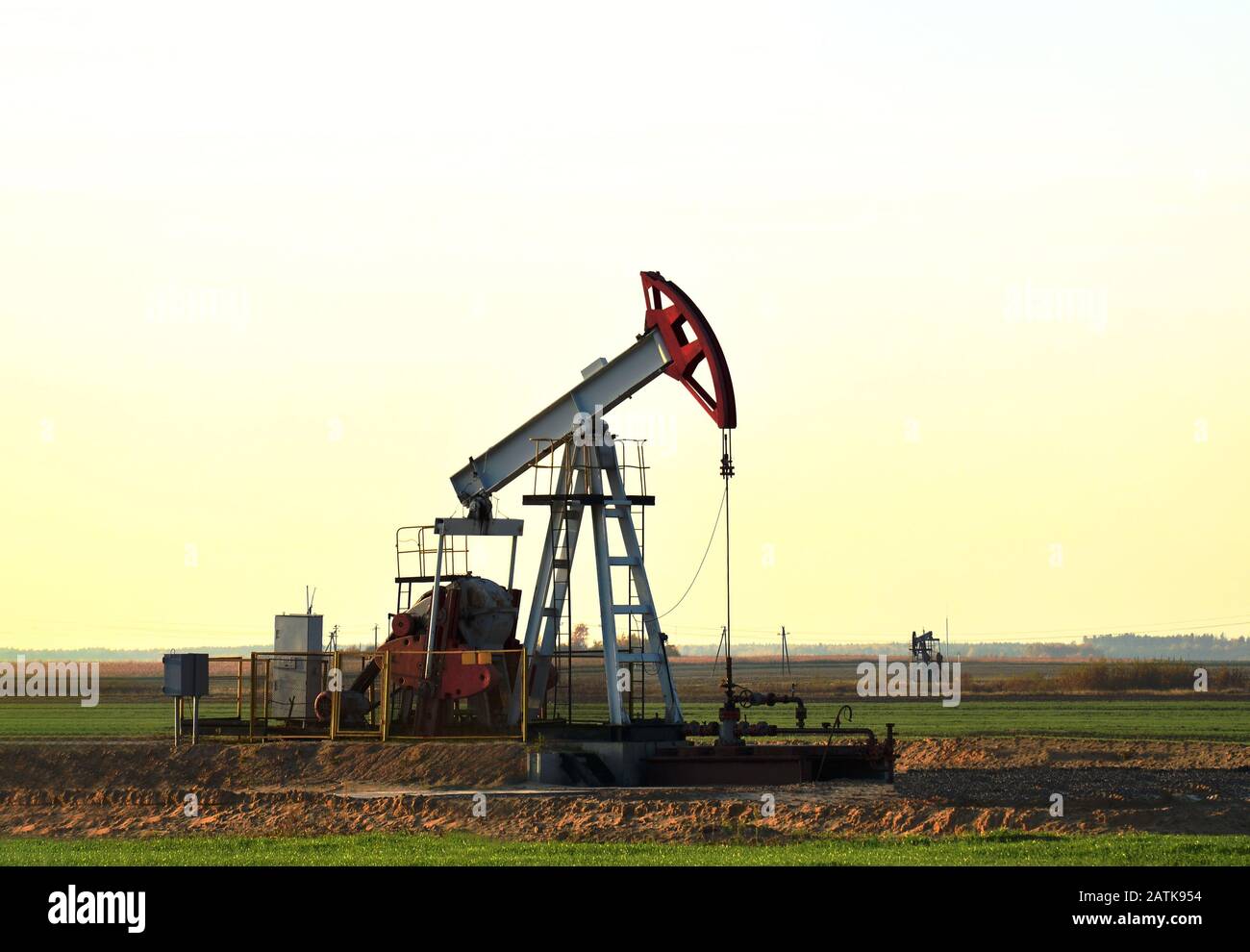 Le forage pétrolier fait déraille dans le champ pétrolifère du désert ...