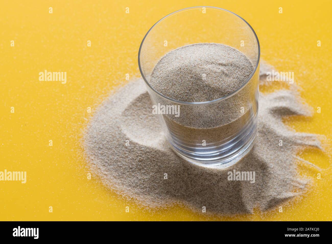 verre avec sable. Le réchauffement climatique un problème d’eau potable ...