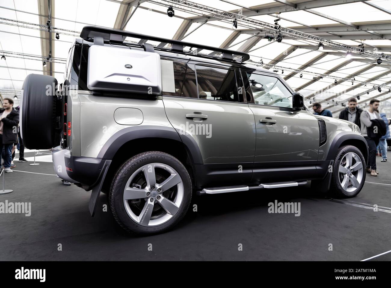 Land rover electric vehicle Banque de photographies et d’images à haute ...