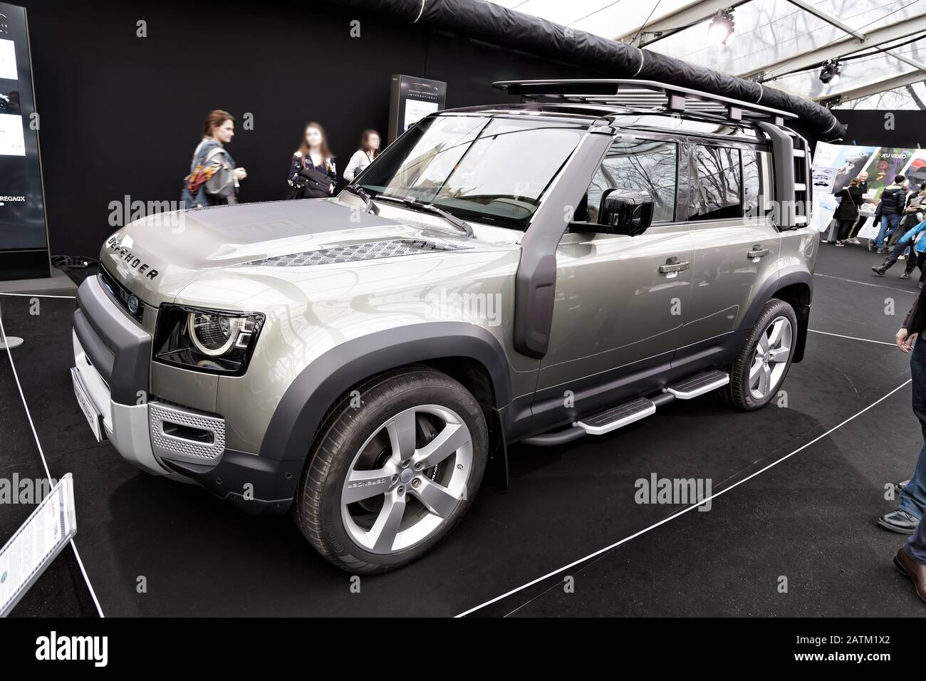 Land rover electric vehicle Banque de photographies et d’images à haute ...