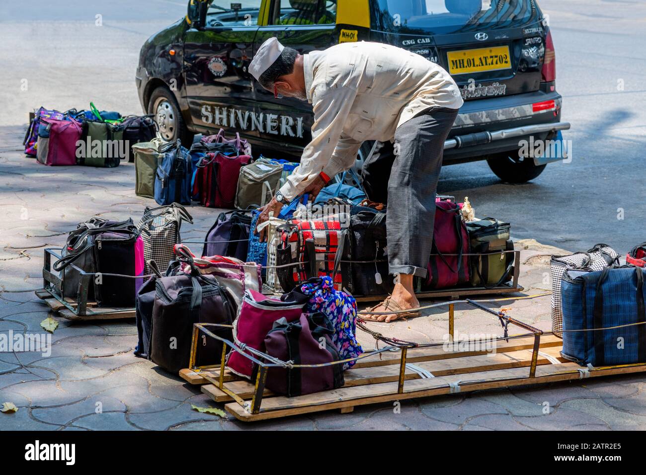 Inde, Mumbai Alias Bombay. Les Dabbawalas (alias dabbawallas ou ...