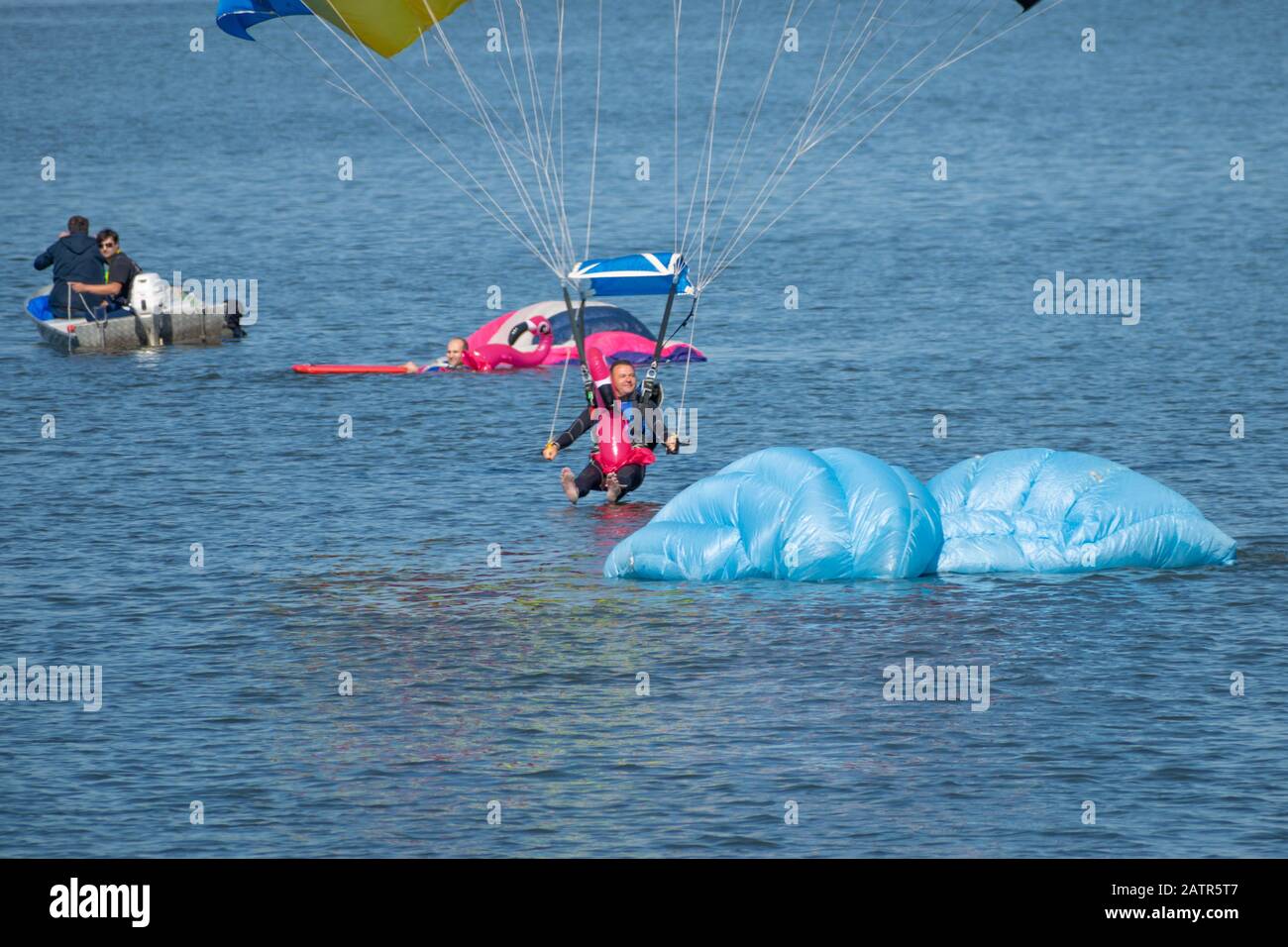 Parachute water landing Banque de photographies et d’images à haute ...