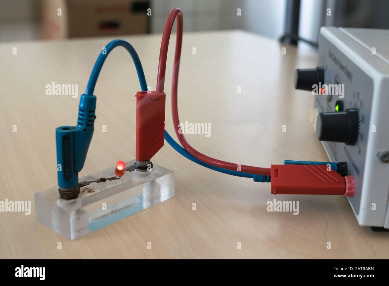 Circuit électrique avec résistance et LED électronique rouge (diod à ...