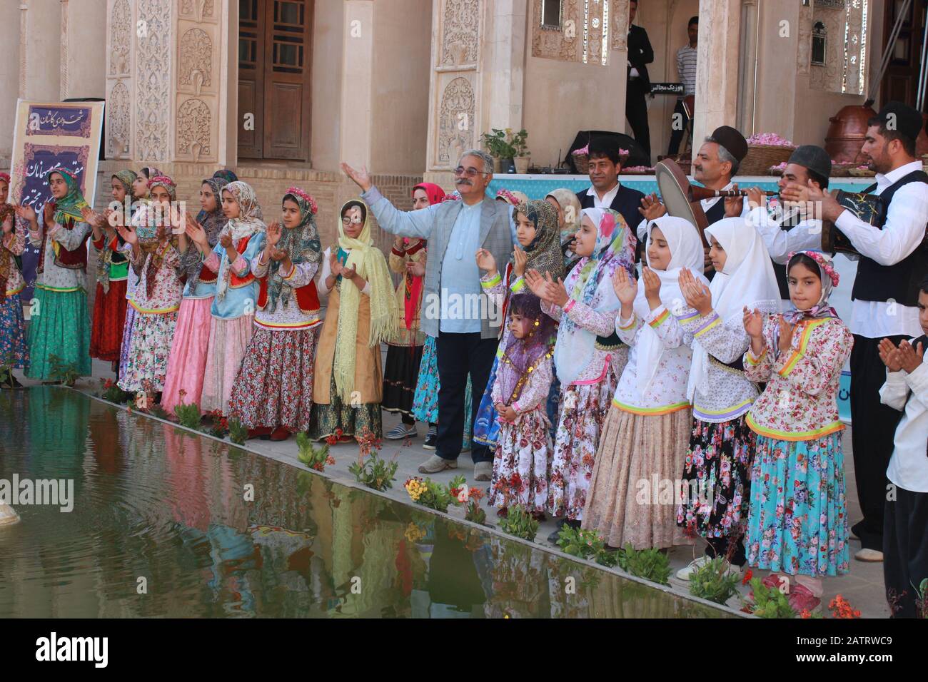 Jeunes filles iraniennes en costumes traditionnels colorés Accompagnés ...