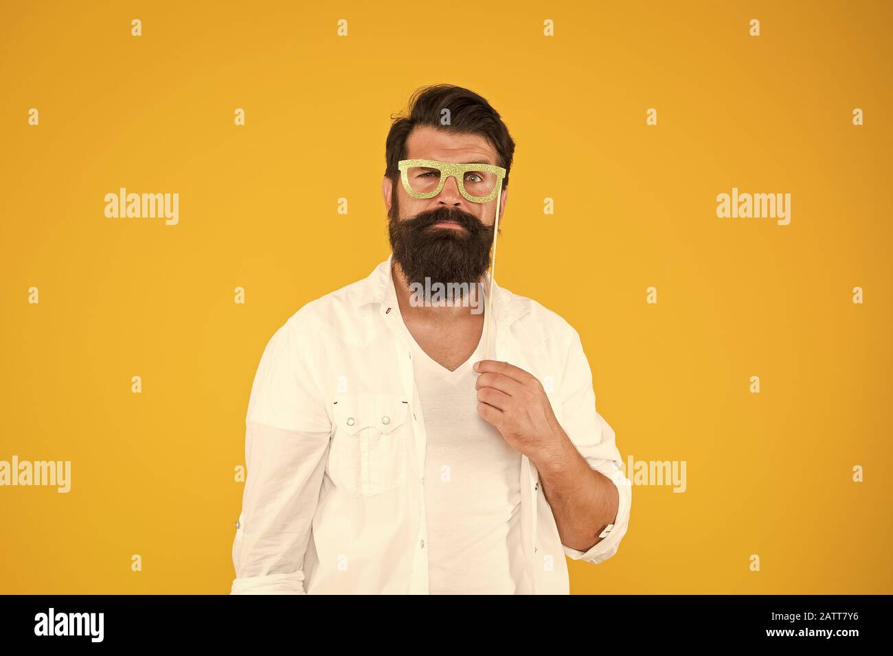 Des idées de costume de dernière minute. Homme barbu heureux de ...