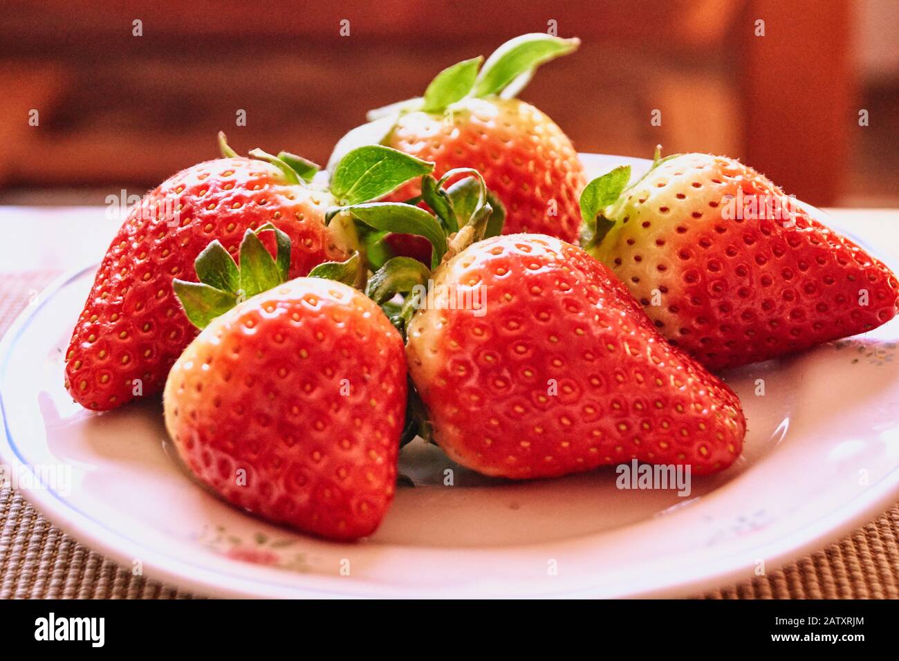 Manger des fruits rouges Banque de photographies et d’images à haute ...