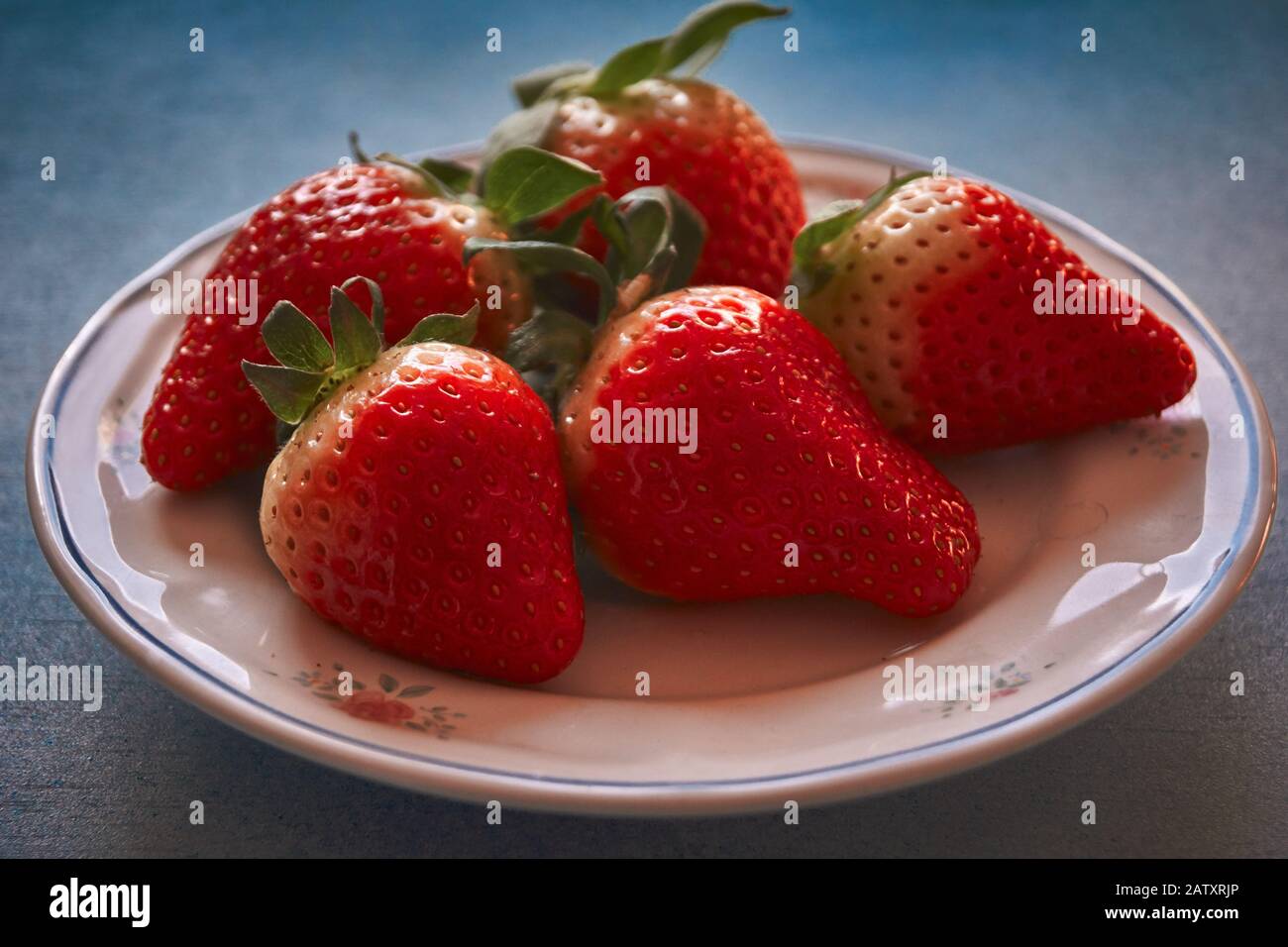 Manger des fruits rouges Banque de photographies et d’images à haute ...