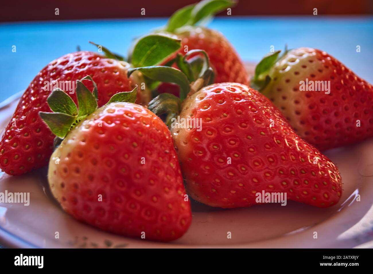 Manger des fruits rouges Banque de photographies et d’images à haute ...