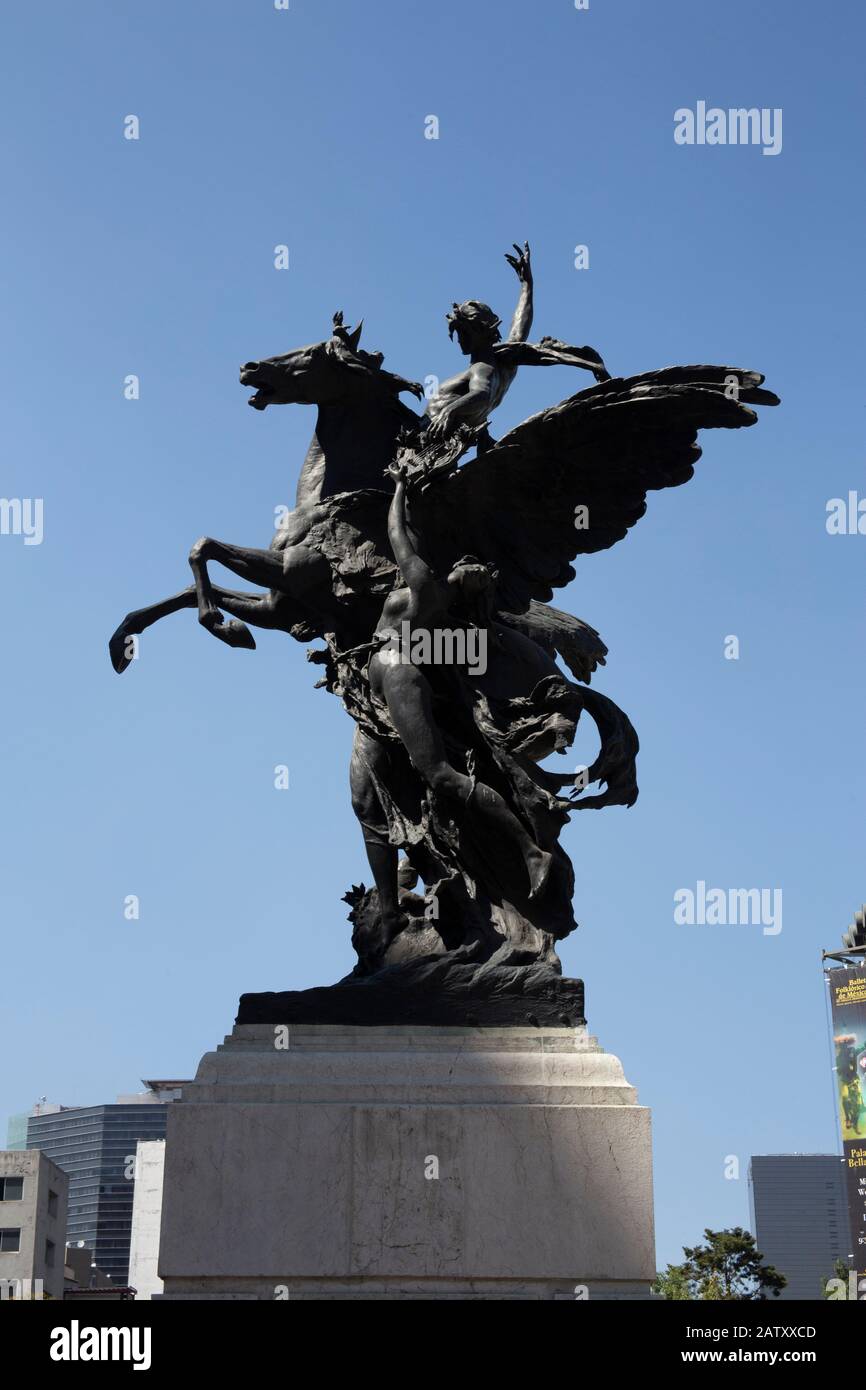 Statue de Pegasus le cheval ailé à l'extérieur du Museo Bellas Artes ...