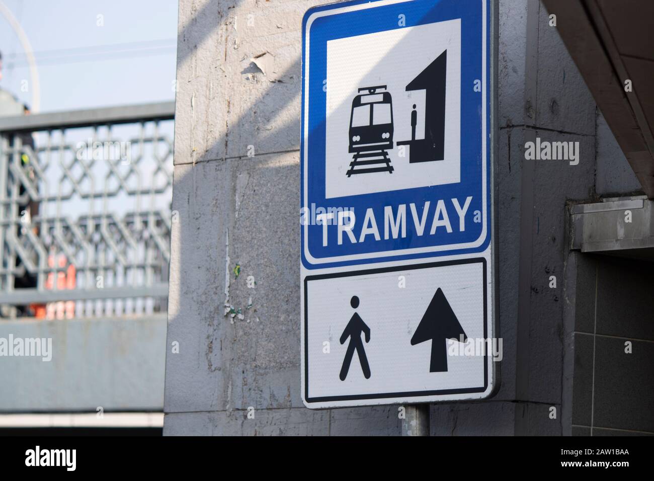 Panneau de signalisation près indiquant la direction de la station de ...