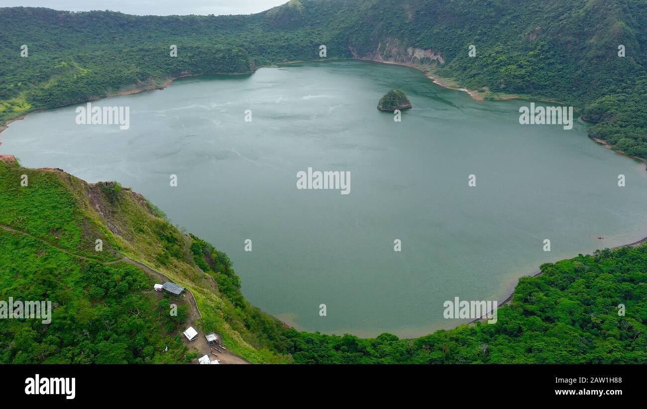 Le plus petit volcan Taal aux Philippines est un lac de cratère vert ...