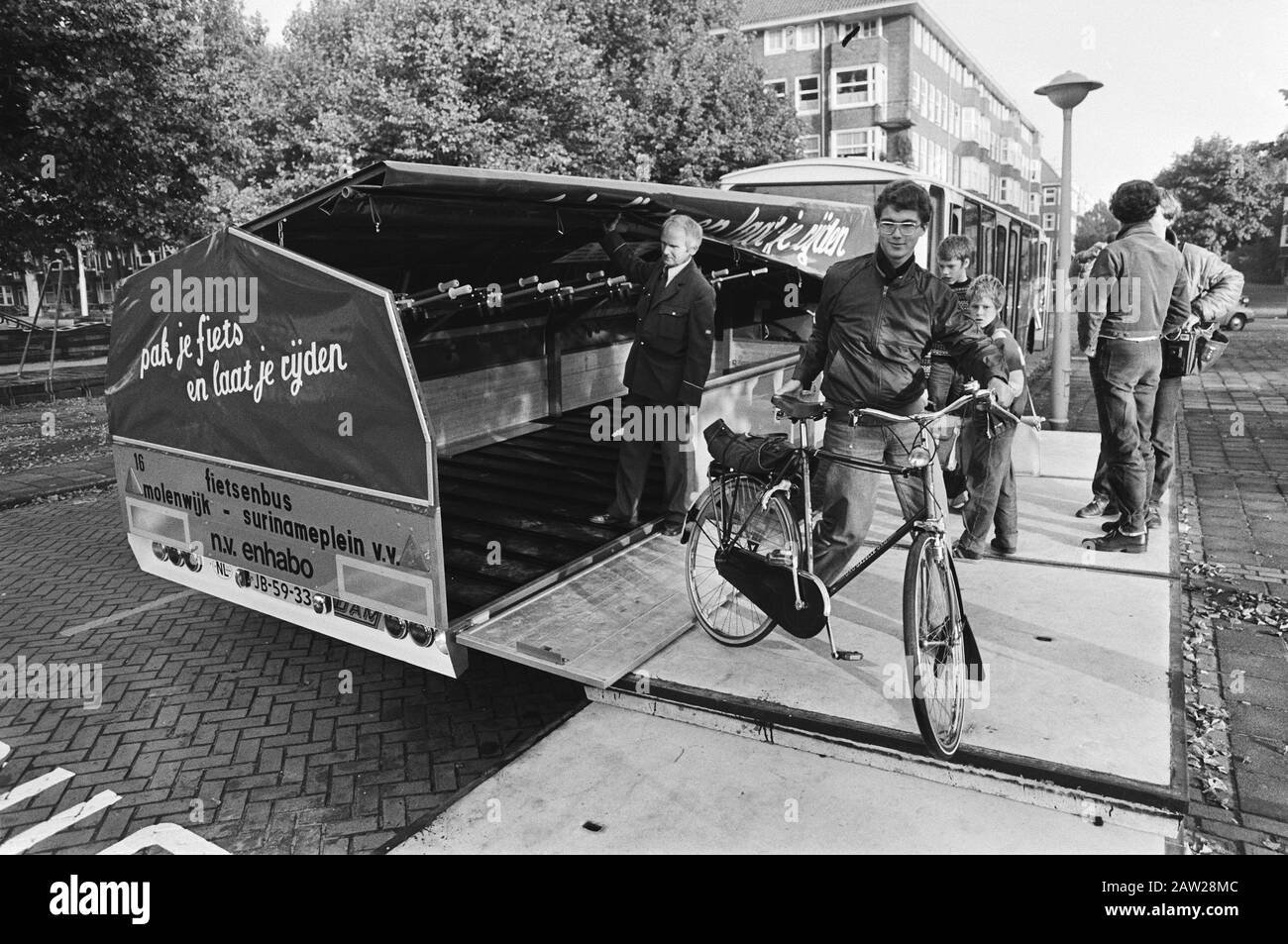 Bus de remorque Banque d'images noir et blanc - Alamy