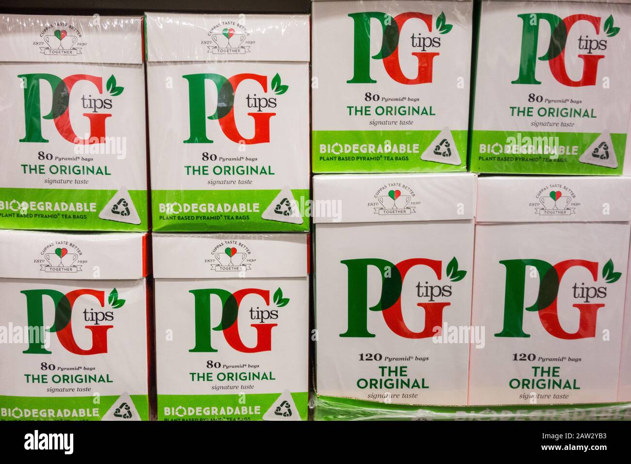 Des sachets de sachets de thé Unilever PG se trouvent sur une étagère ...