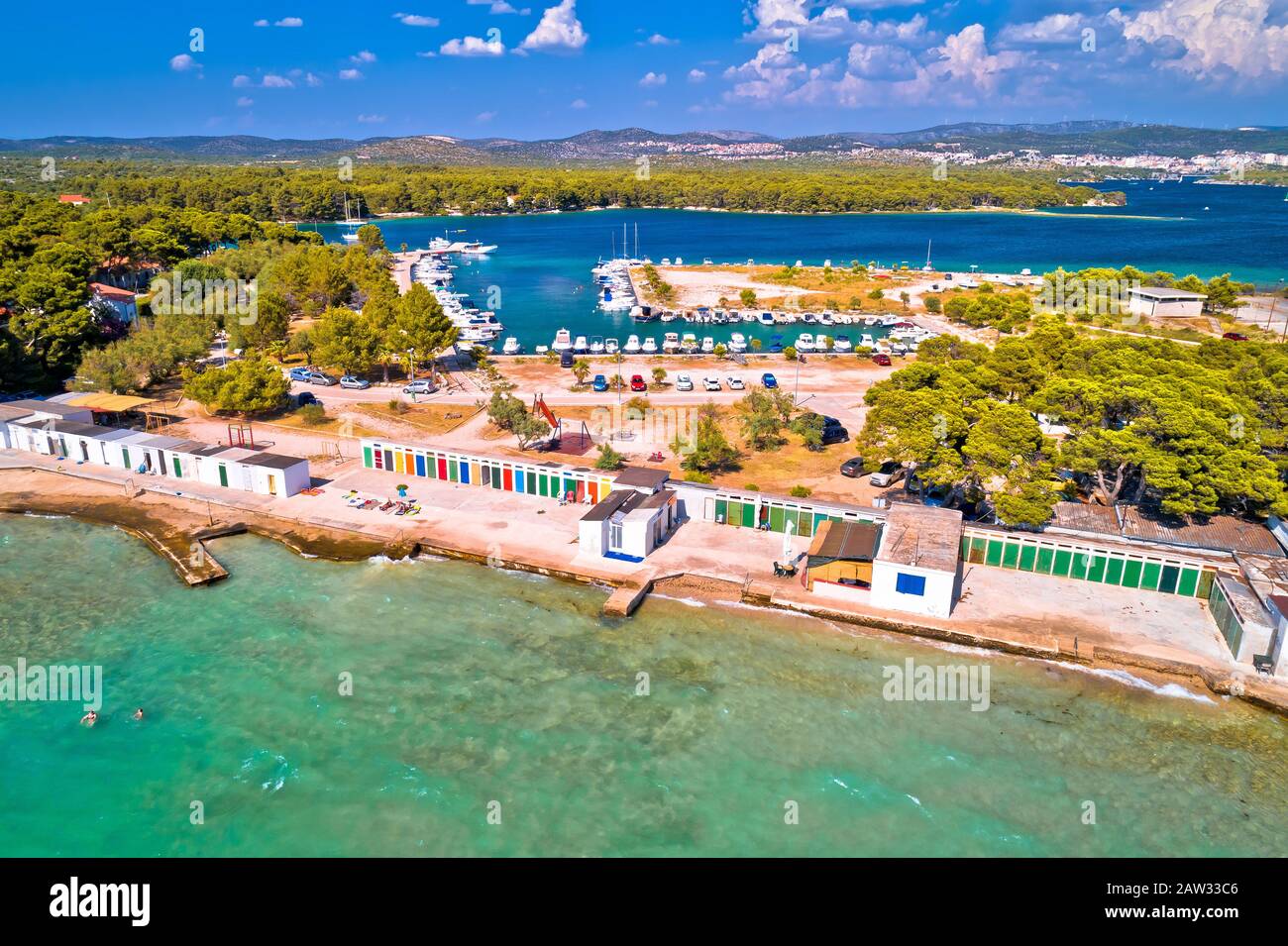 Jadrija plage et cabines colorées vue aérienne, destination touristique ...