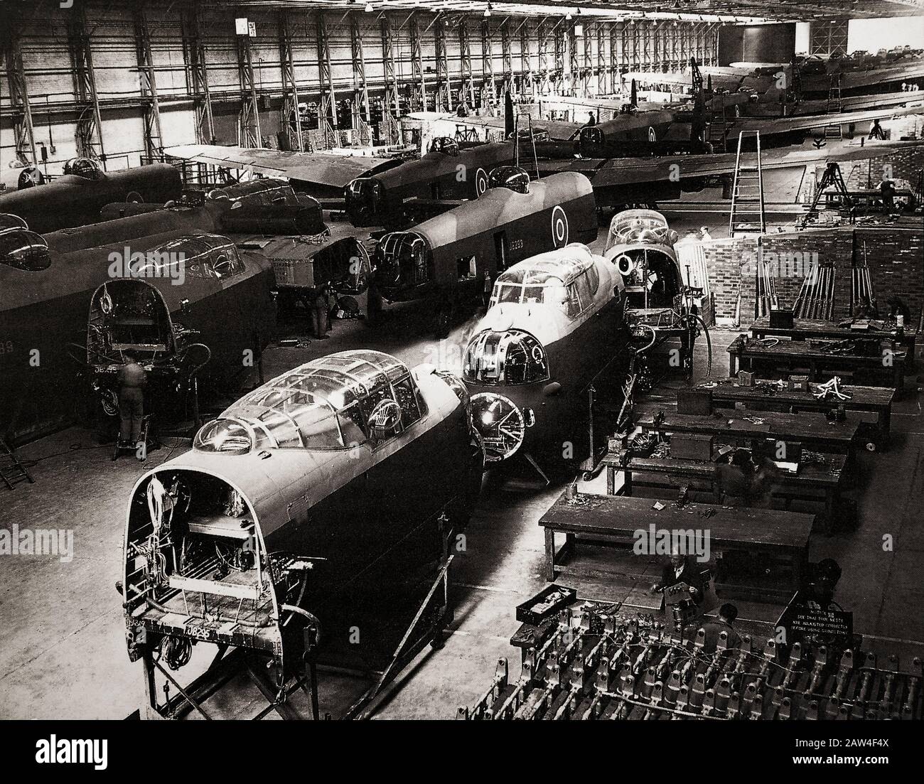 Une chaîne de production avec quelques-uns des 6 500 bombardiers lourds ...