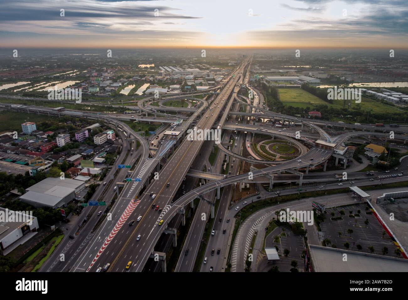 Jonction de l'autoroute aérienne. Autoroute très fréquentée depuis la ...