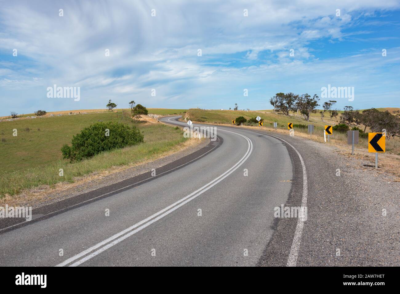 Route asphaltée dans la campagne australienne. Paysage des ...