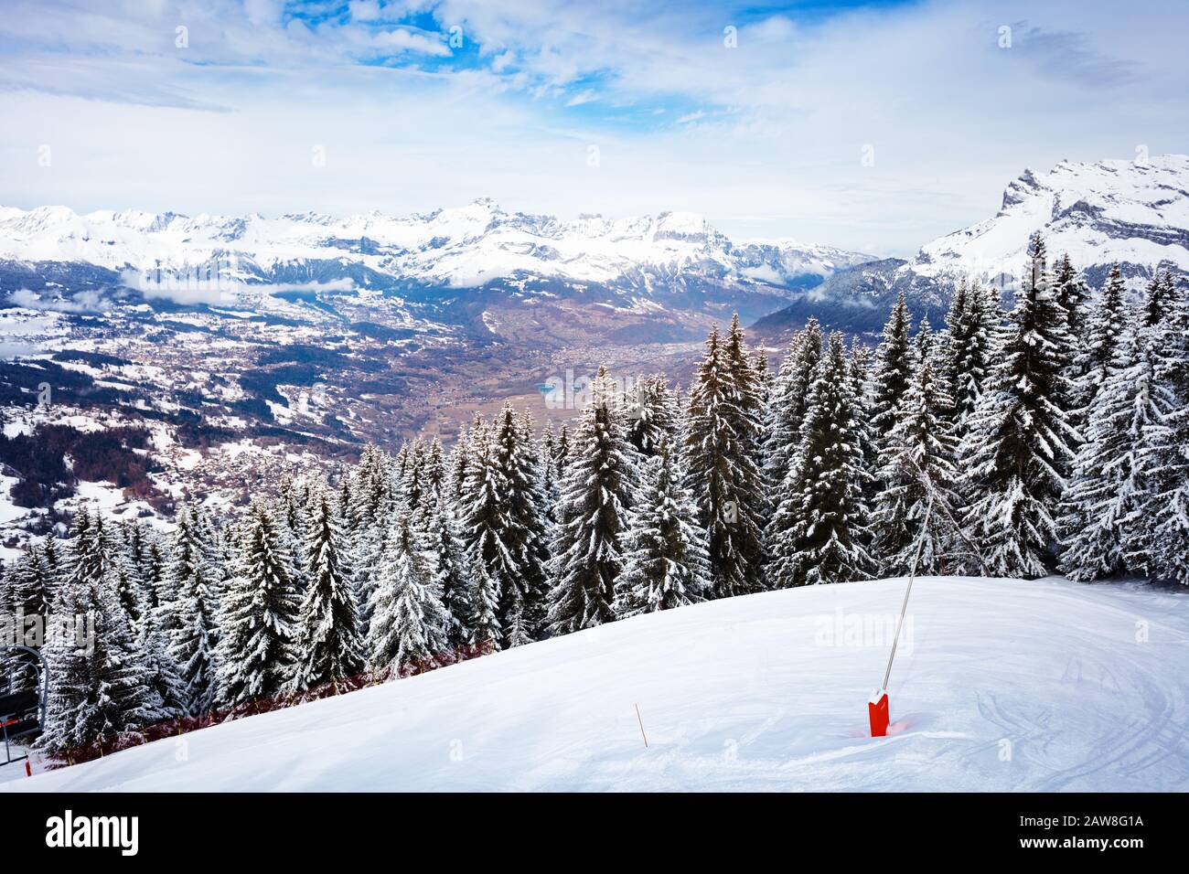 Panorama de la vallée et firs enneigés du Mont-Blanc, région de ...