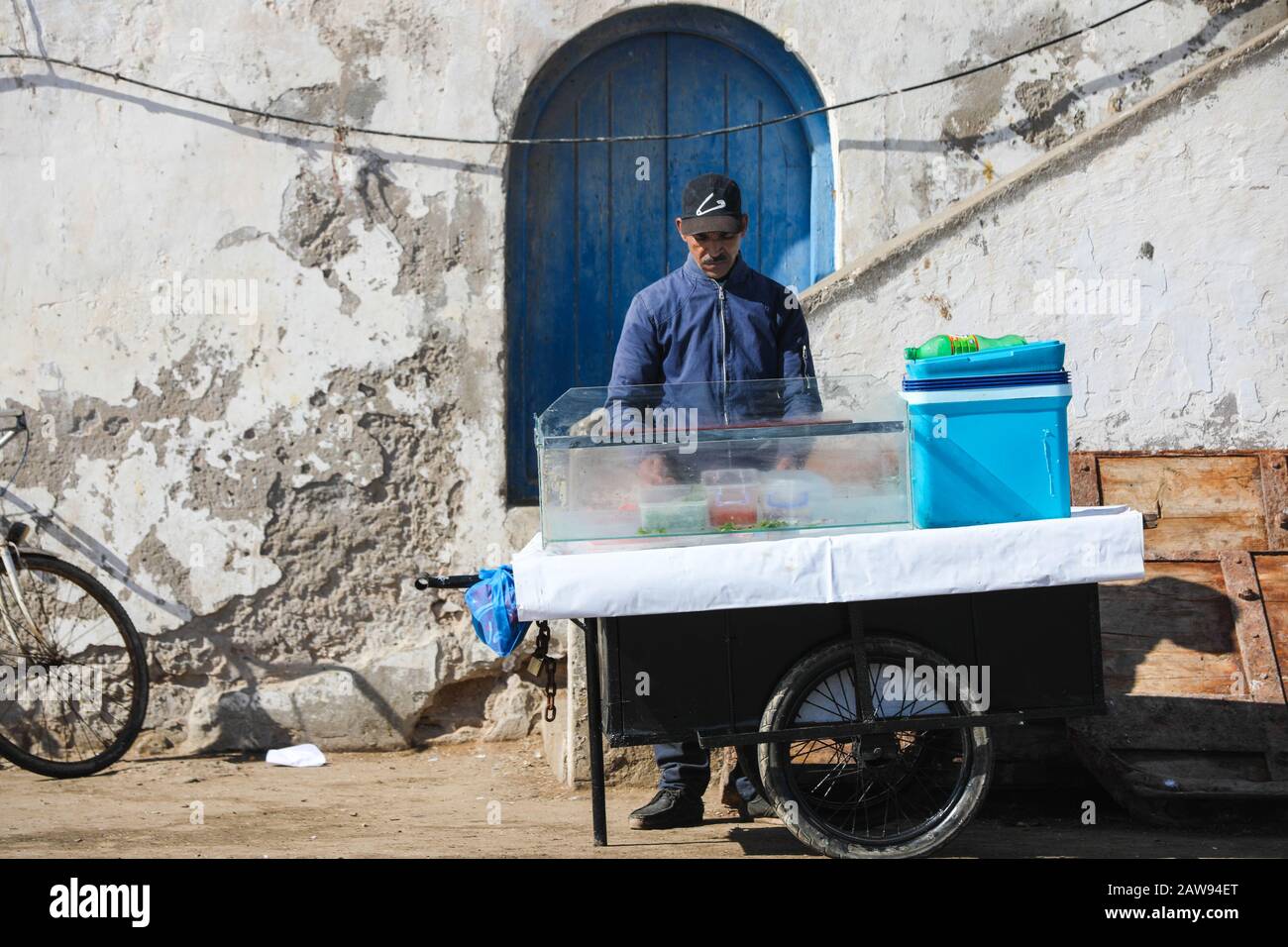 Fish vendor Banque de photographies et d’images à haute résolution - Alamy