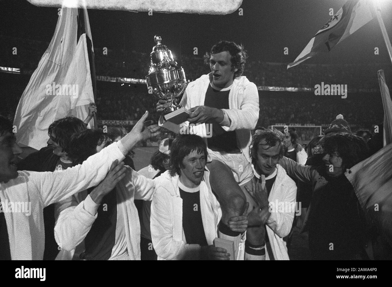 Finale à la coupe KNVB, Ajax-ADO Den Haag 3-2 Piet Keizer avec la coupe ...