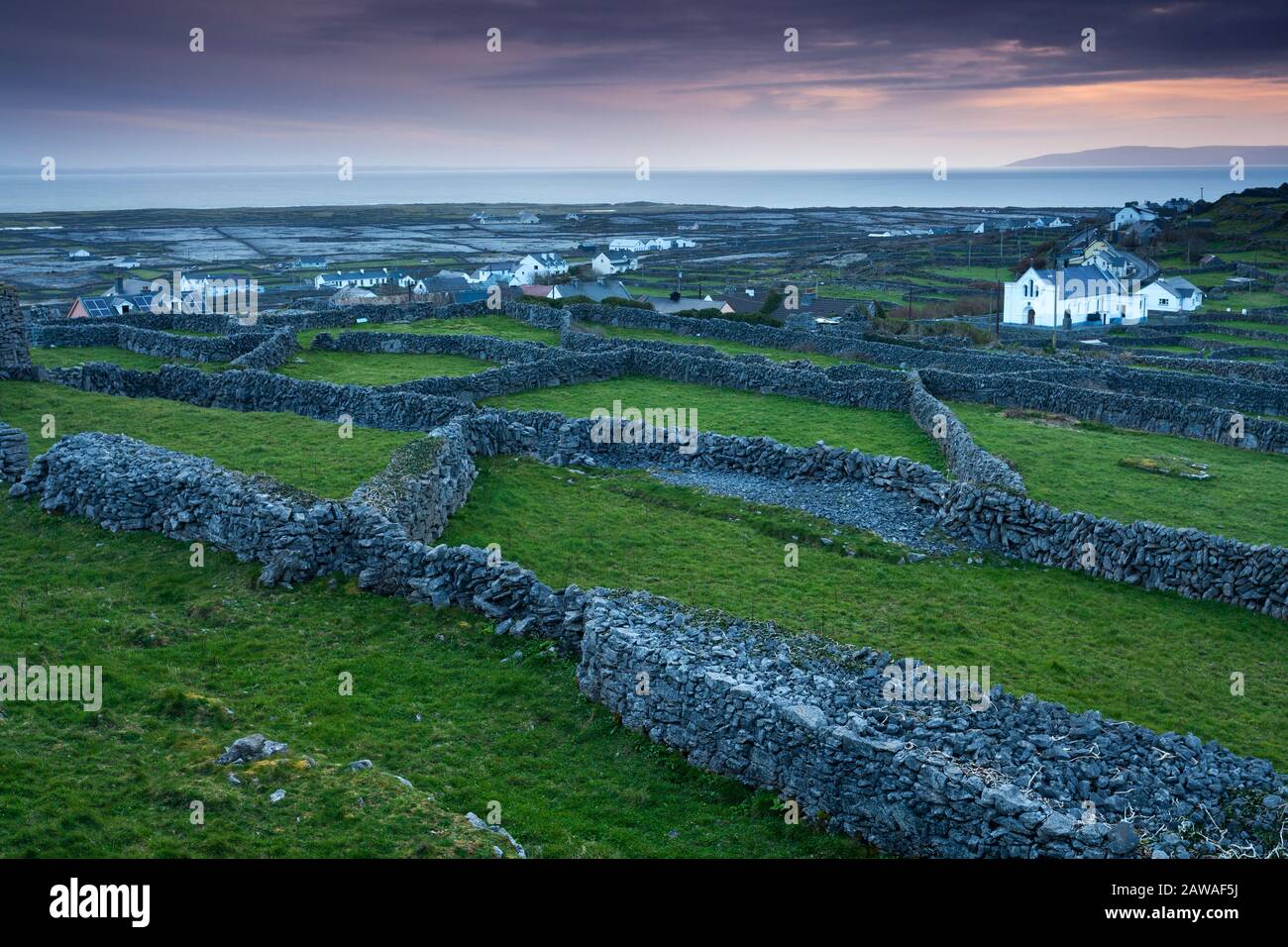 Vue sur le village sur l'île d'Inishmaan, au milieu des îles d'Aran sur ...