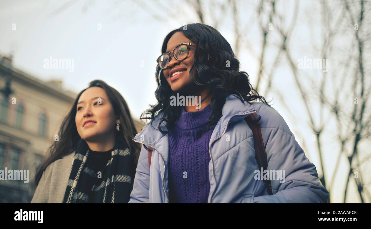 Filles dans la rue Banque de photographies et d’images à haute ...