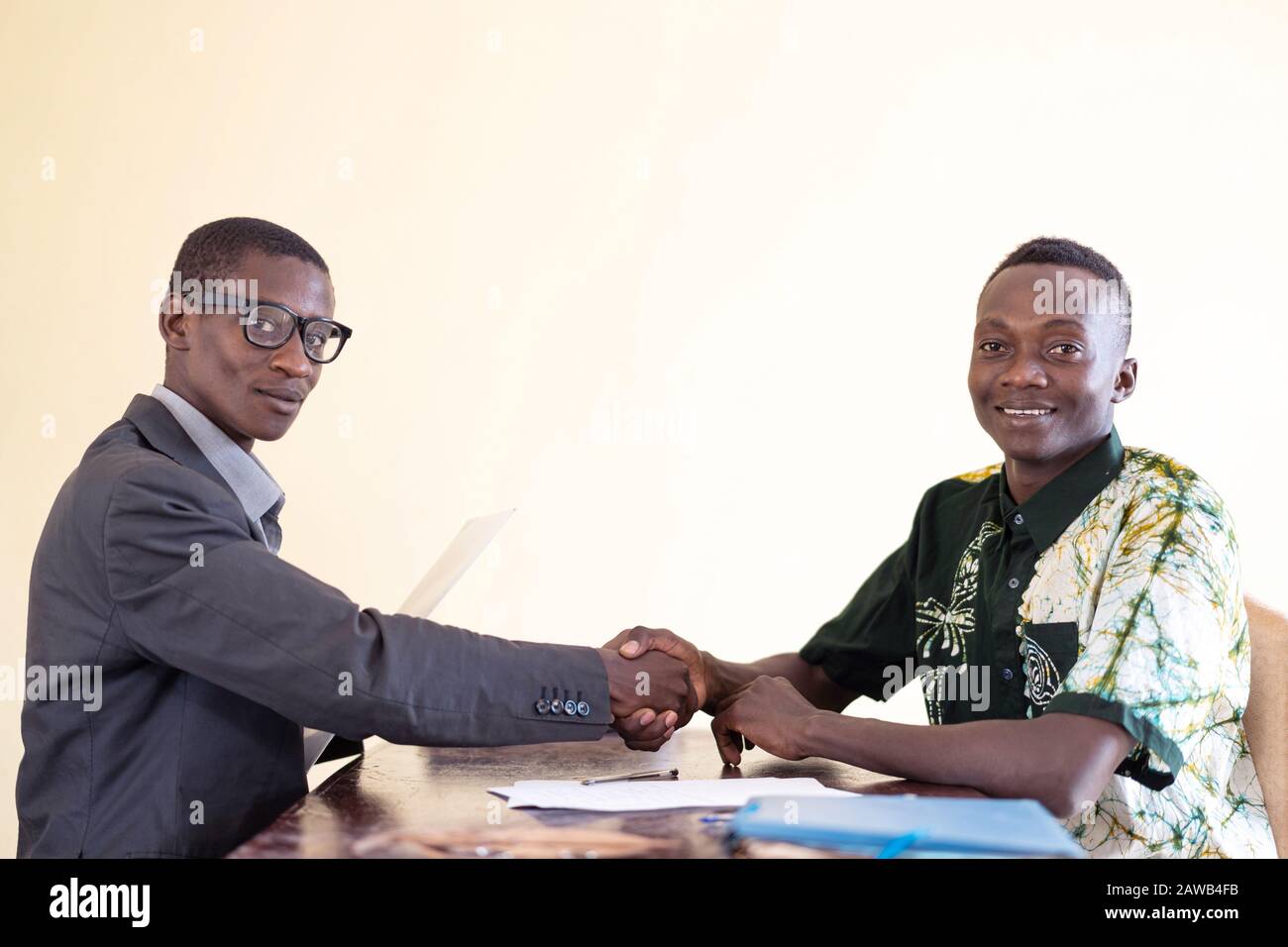 L'étudiant africain souriant et riant avec plaisir tout en se secouant ...