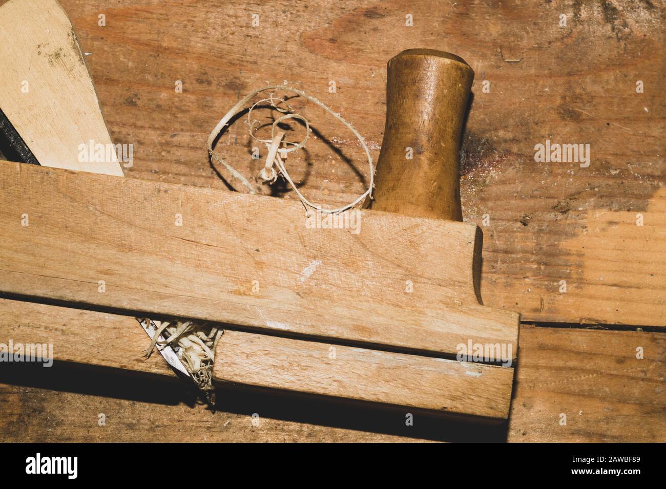 Hand jack plane and wood chips Banque de photographies et d’images à ...