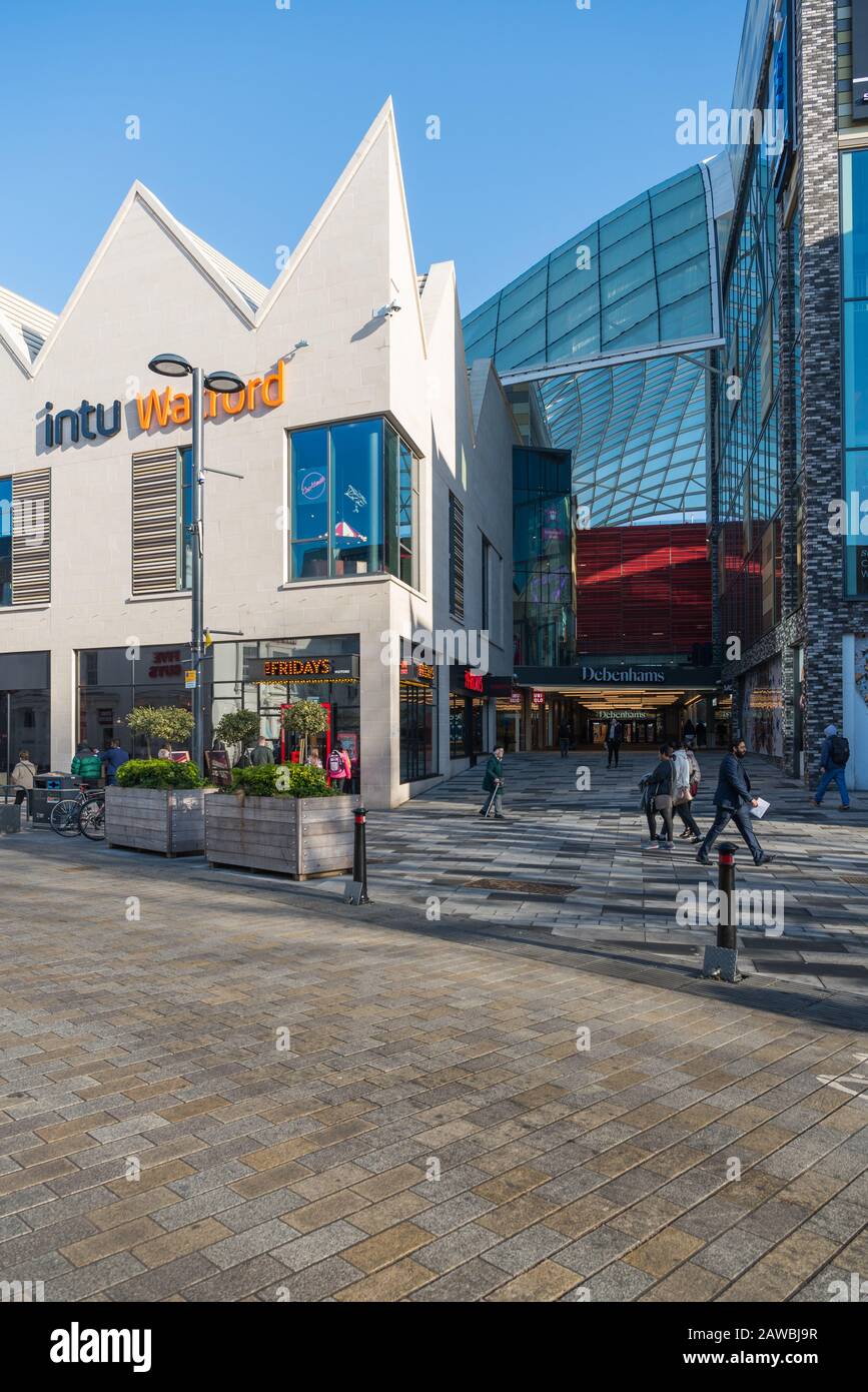 TGI Fridays restaurant de chaîne et l'entrée du centre commercial Intu ...