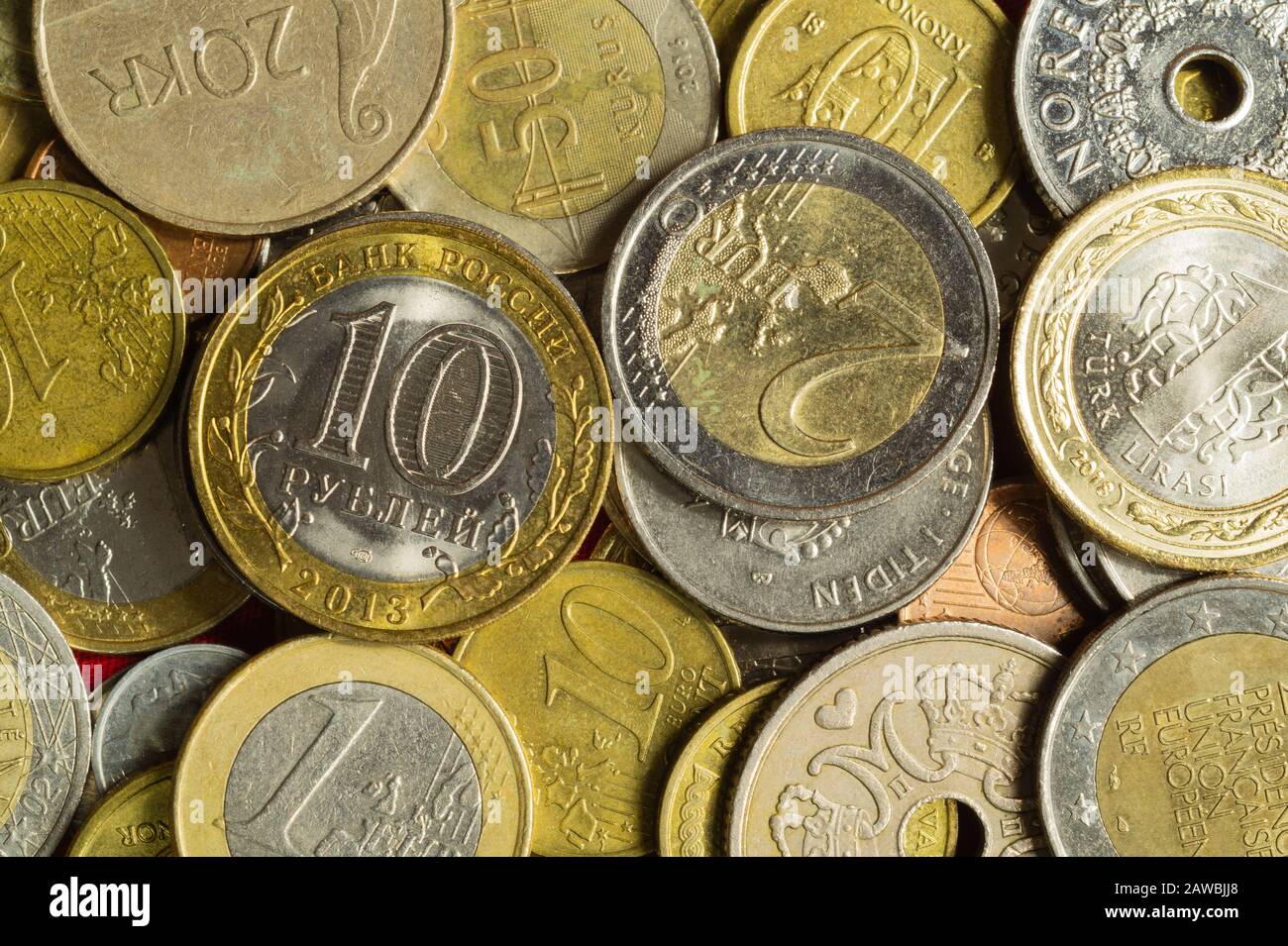 Pièces de monnaie des différents pays. Beaucoup de pièces de monnaie en ...