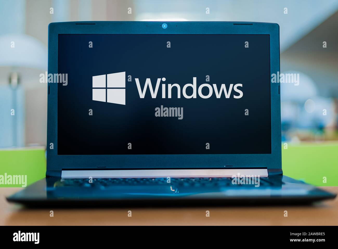 Poznan, POL - DEC 11, 2019: Ordinateur portable affichant le logo de Windows, un groupe de ...