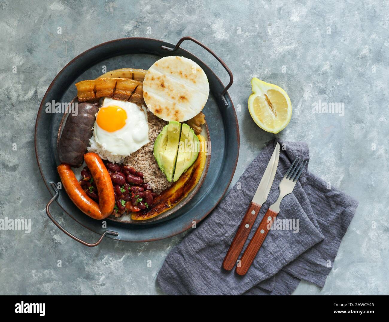 La nourriture colombienne. Bandeja paisa, plat typique dans la région d ...