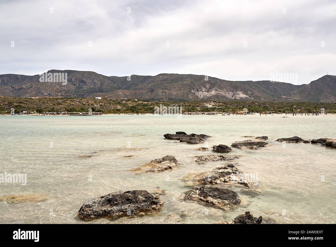 Les touristes apprécient la plage incroyable d'Elafonissi sur l'île de ...