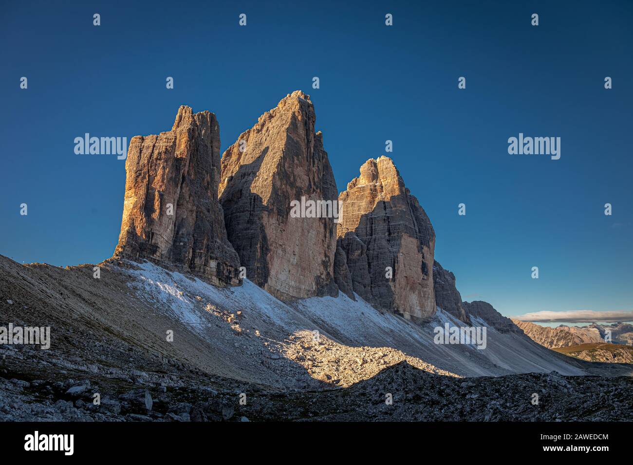 Vue sur le sentier des pics de Tre cime au lever du soleil, en Europe ...