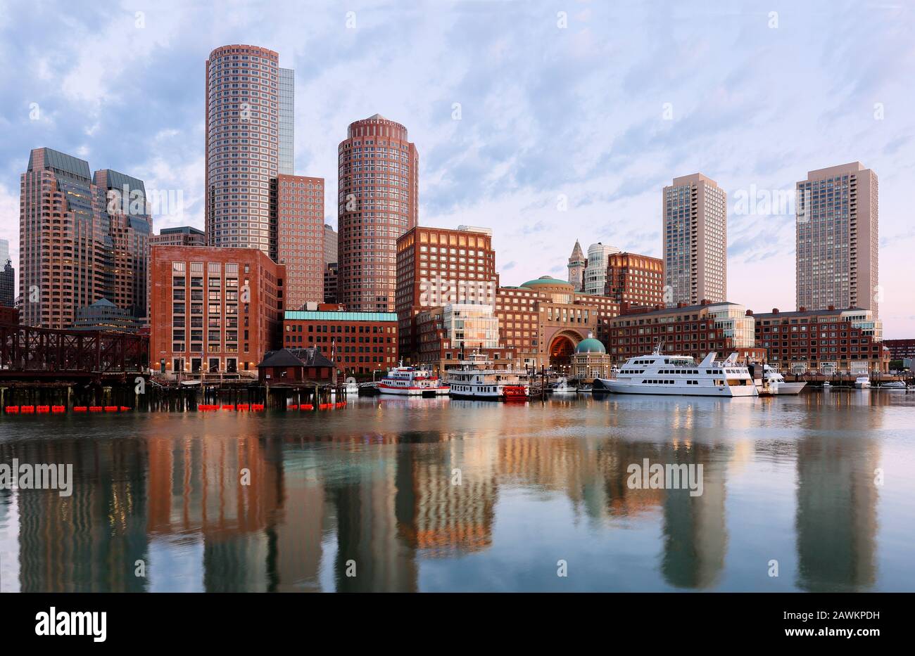Le port de Boston au lever du soleil, la vue à partir de la Fan Pier ...