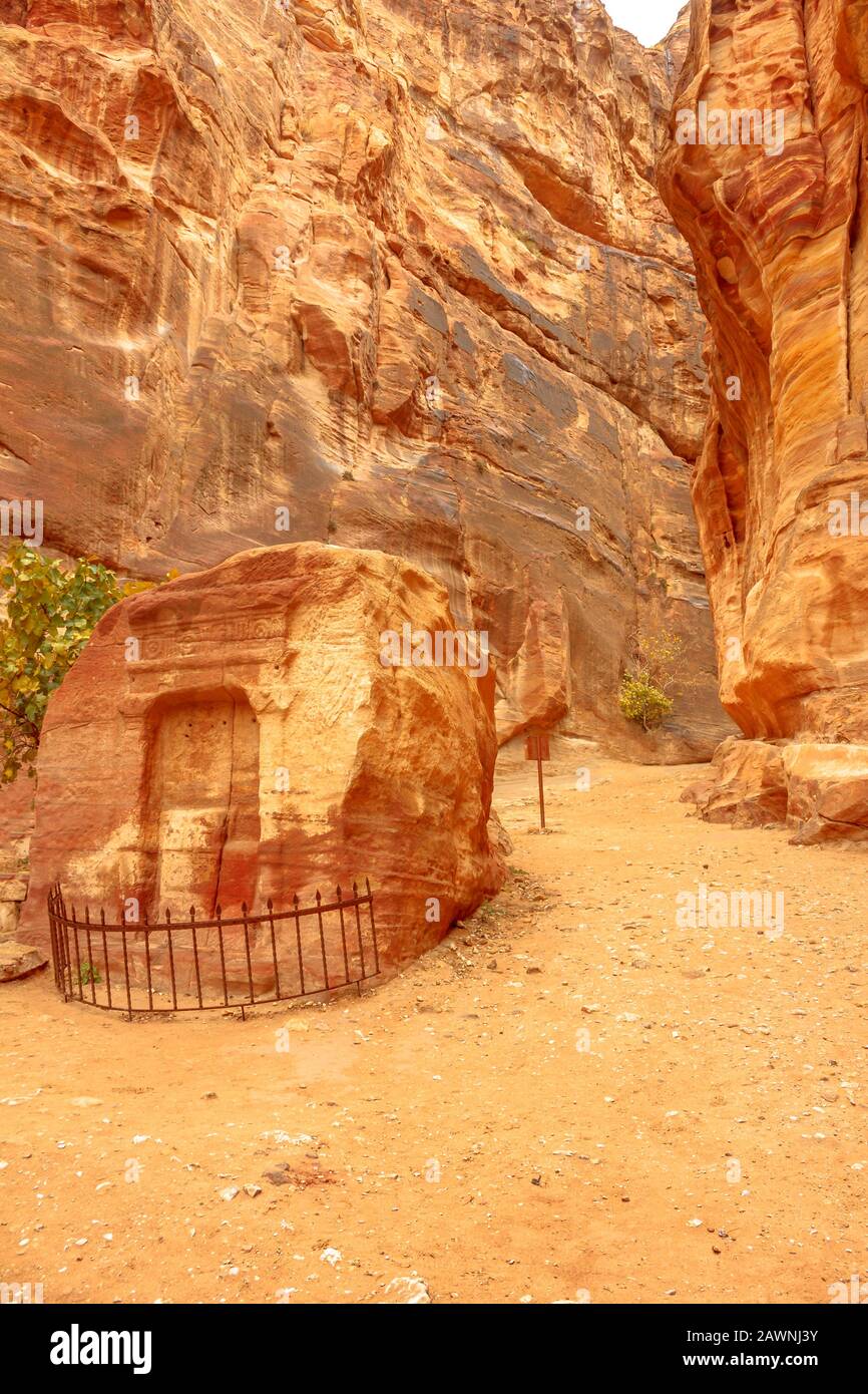 Un monument dans le Siq intérieur de Petra, Jordanie, représentant ...